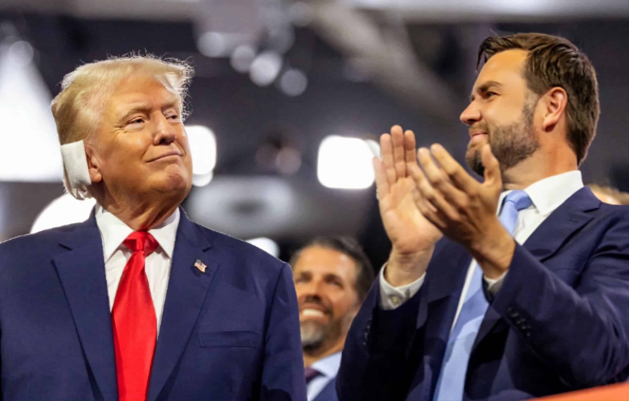 Trump reaparece con la oreja vendada y ya es oficialmente candidato del ...