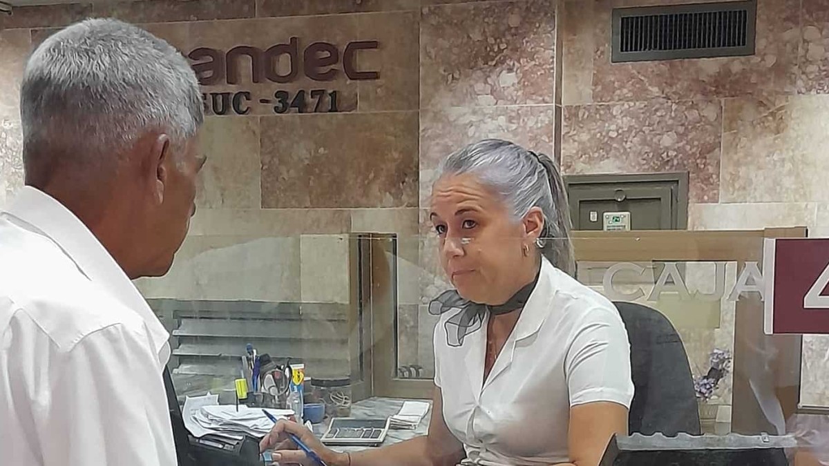 Banco cubano sugiere a clientes invertir por sus tasas de interés ...