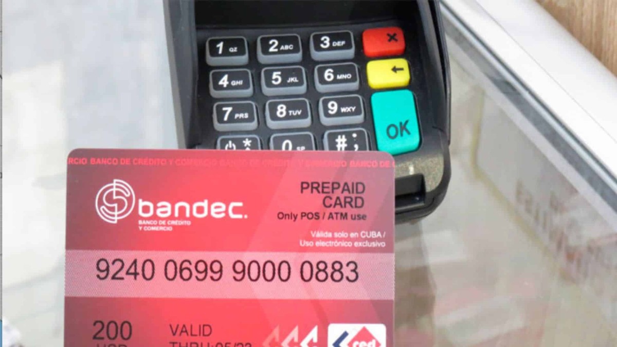 Banco cubano lanza nuevo servicio de sus tarjetas magnéticas