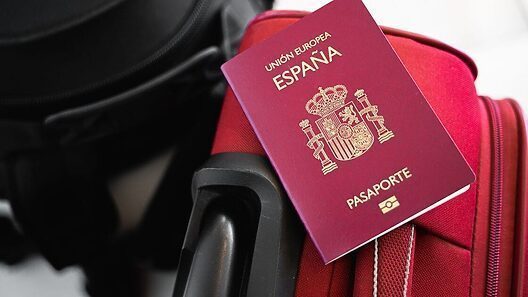 Ley de Nietos: casi 63 mil cubanos emigran a España en un año.
